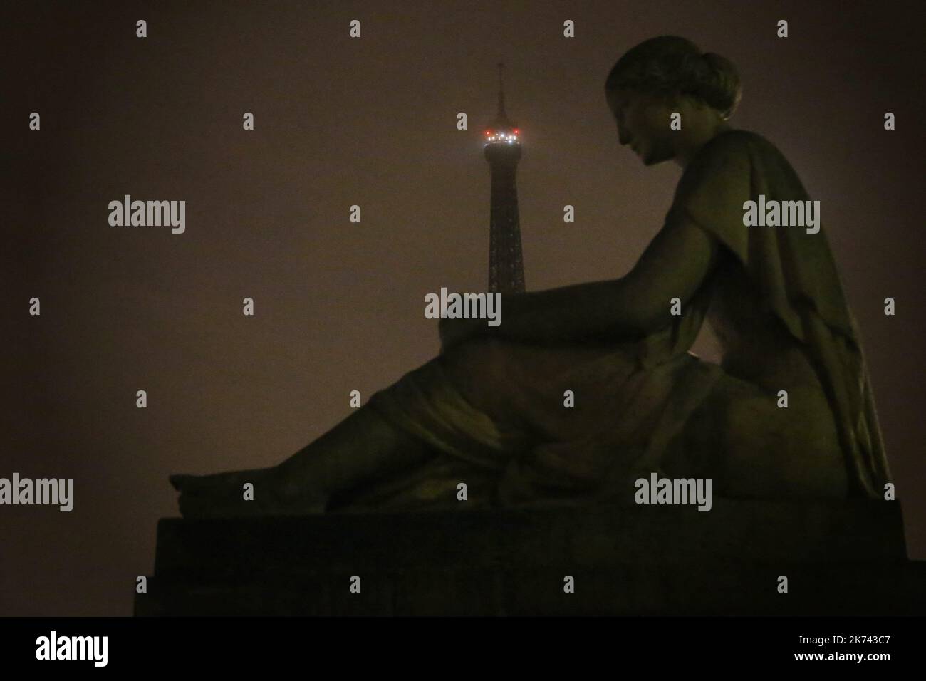 The Eiffel Tower extinguished at midnight in tribute to the victims of ...