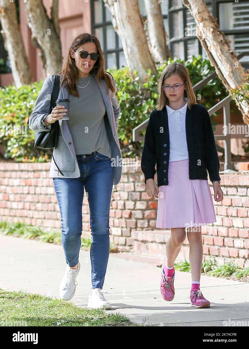 Jennifer garner takes her daughter hi-res stock photography and images ...