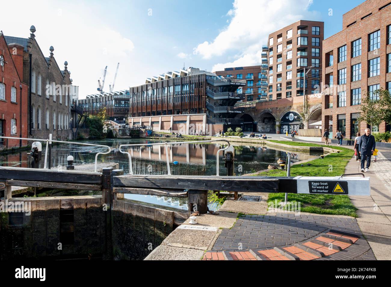 Urban canal gates hi-res stock photography and images - Alamy