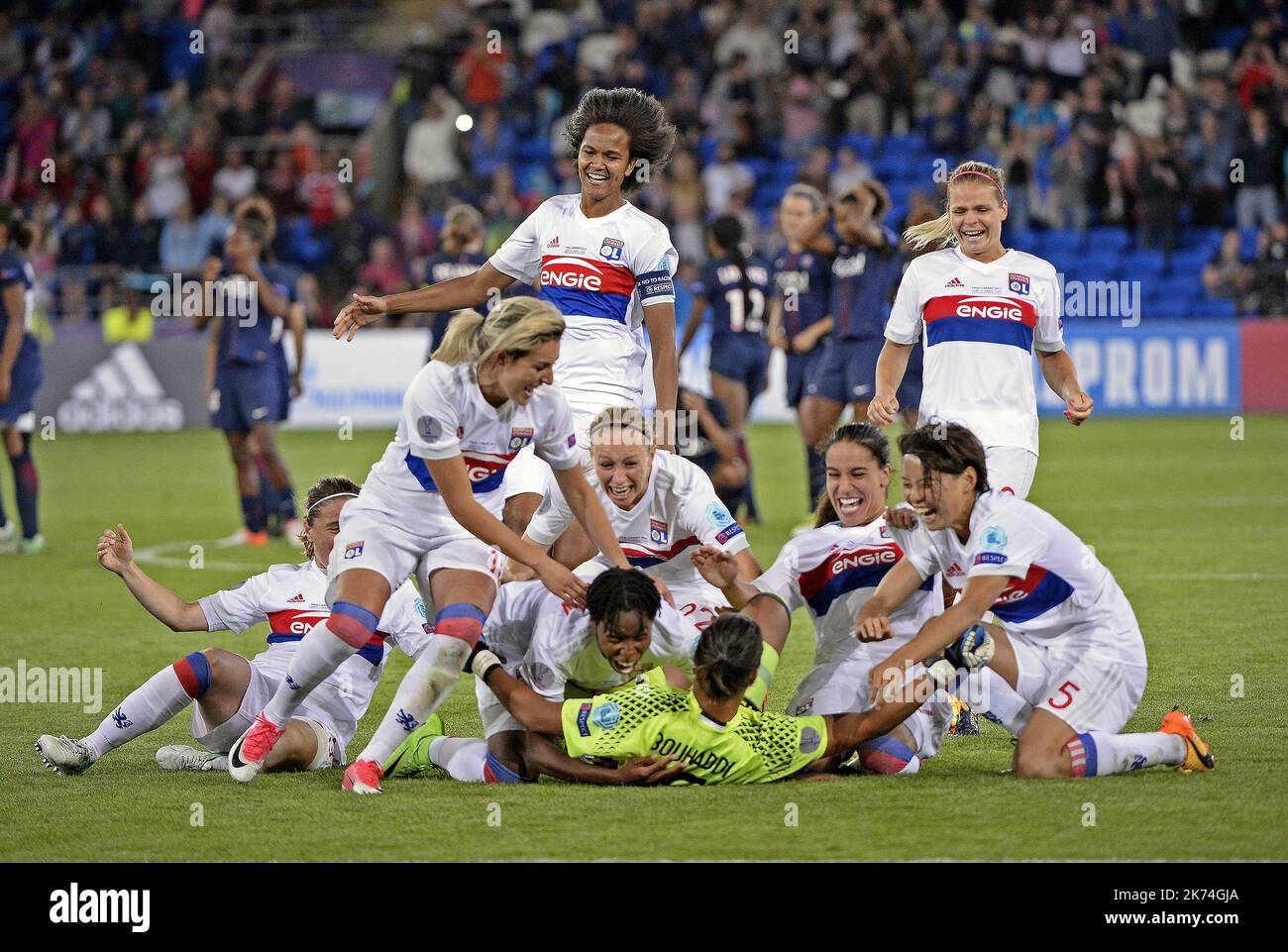 Lyon's players celebrate Stock Photo - Alamy