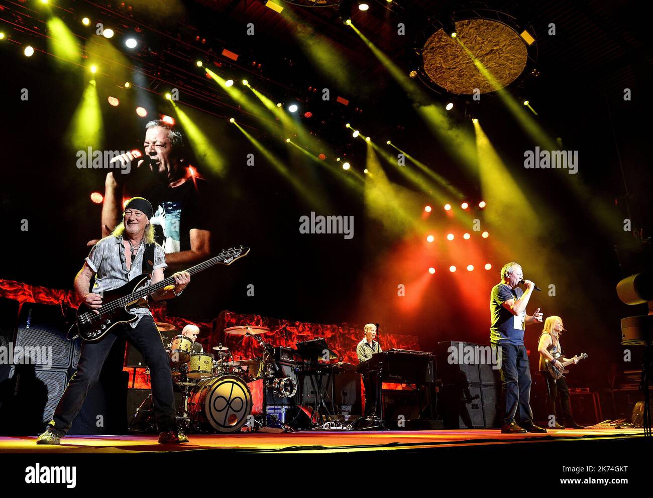 Deep purple sing hi-res stock photography and images - Alamy