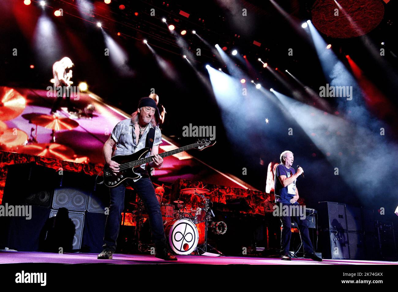 Deep purple sing hi-res stock photography and images - Alamy