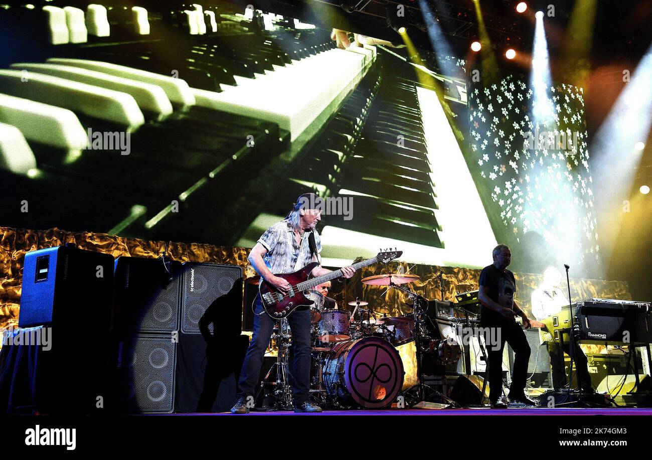 Deep purple sing hi-res stock photography and images - Alamy