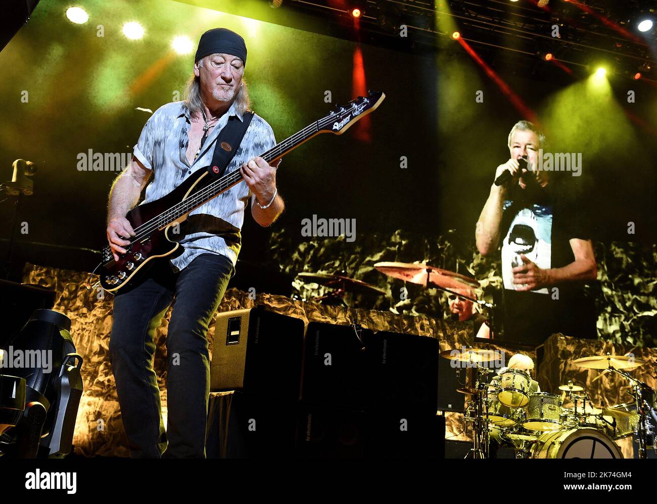 Deep purple sing hi-res stock photography and images - Alamy