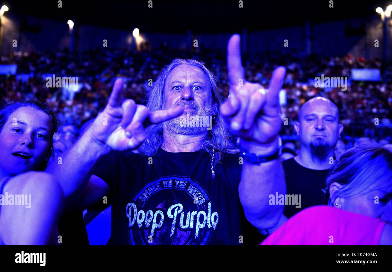 Deep purple sing hi-res stock photography and images - Alamy