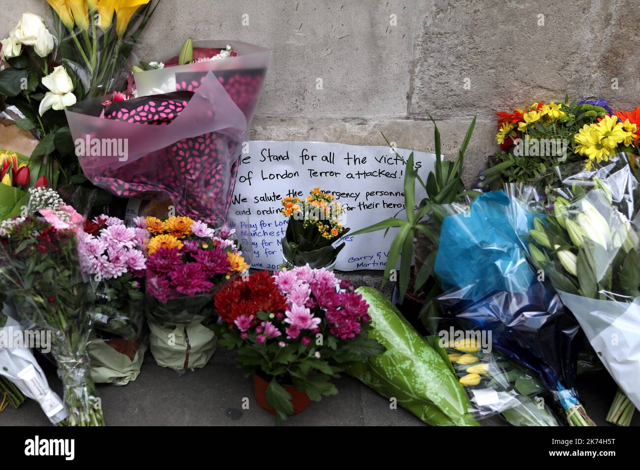People honour the London Bridge terror attack victims Stock Photo - Alamy
