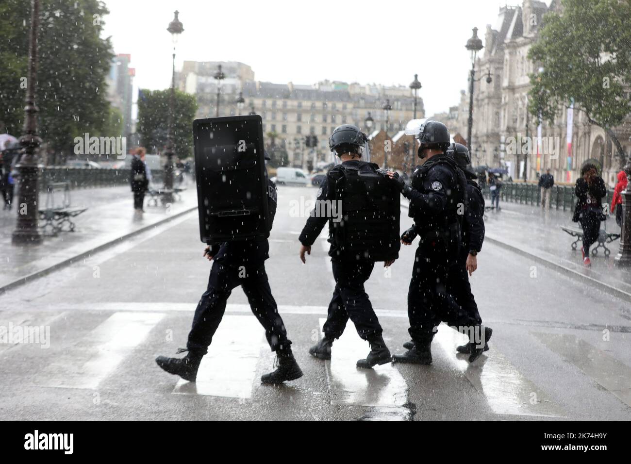 Paris police shoot man who attacked officer outside Notre Dame ...