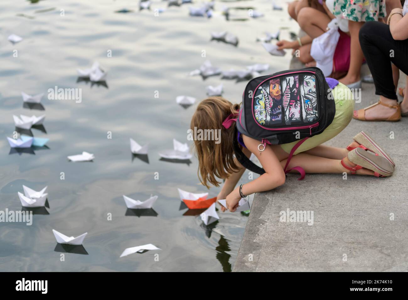 Rally, make your boat on Stalingrad Square, in support of the refugees ...