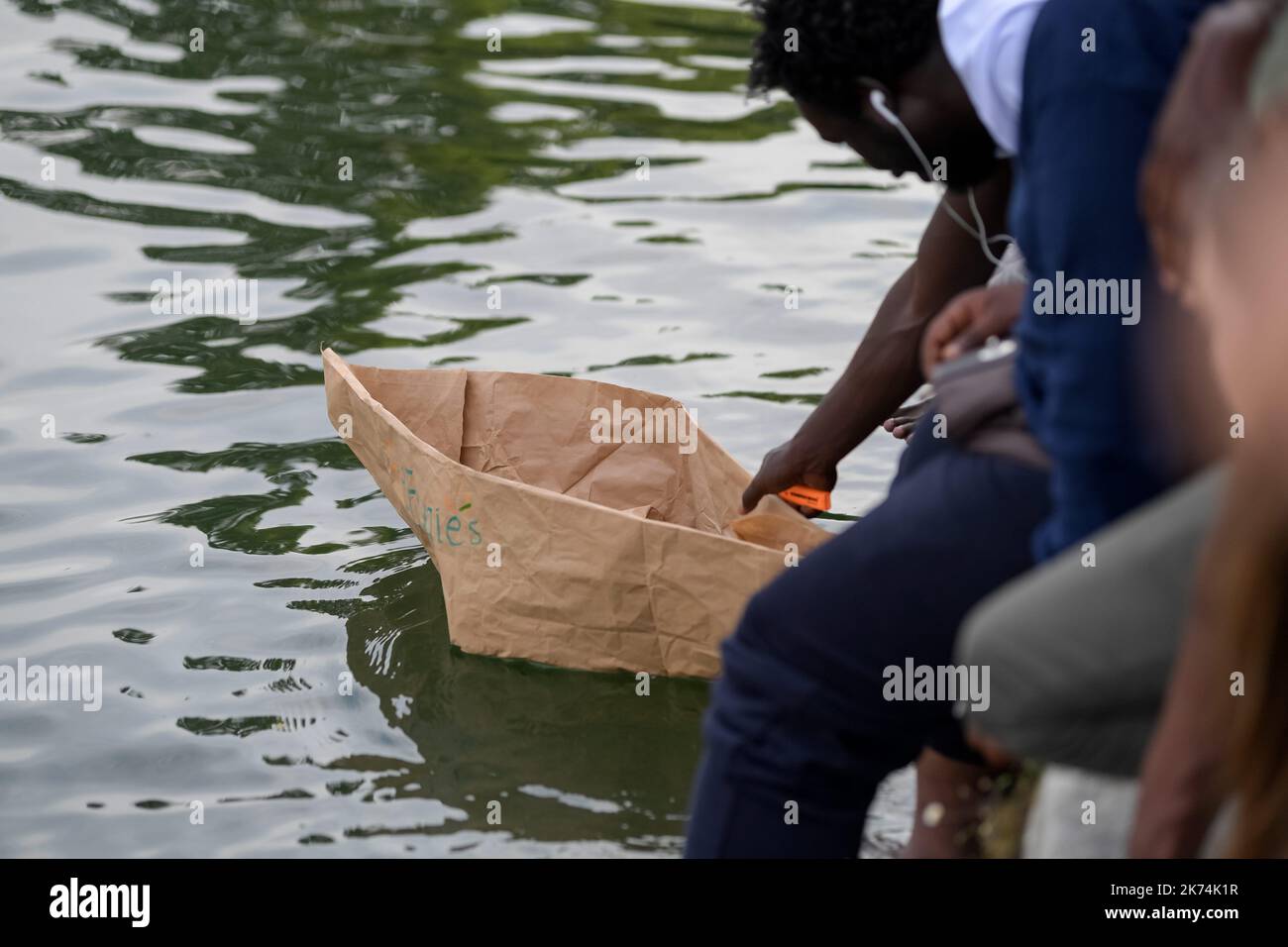 Rally, make your boat on Stalingrad Square, in support of the refugees ...
