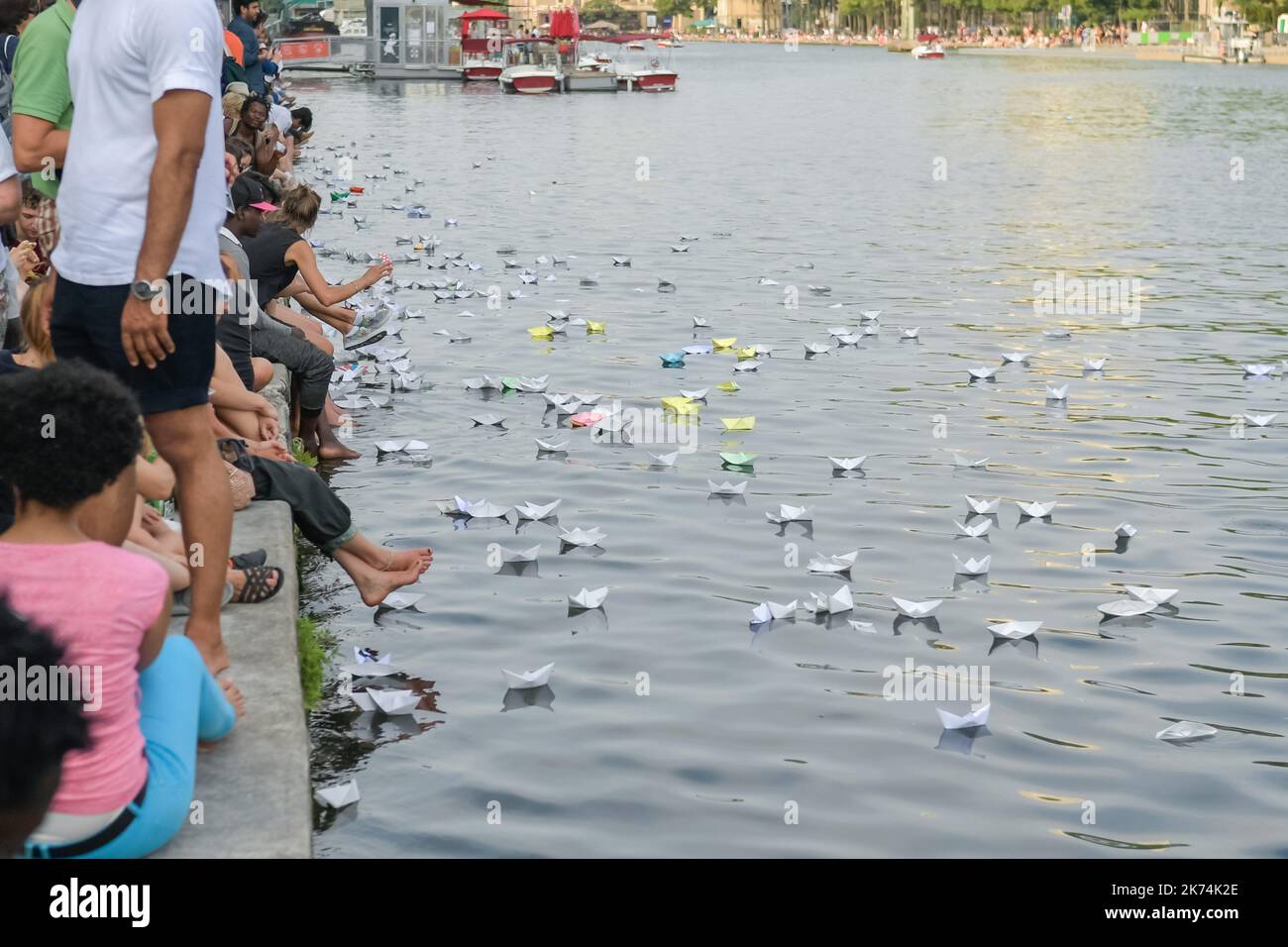 Rally, make your boat on Stalingrad Square, in support of the refugees ...