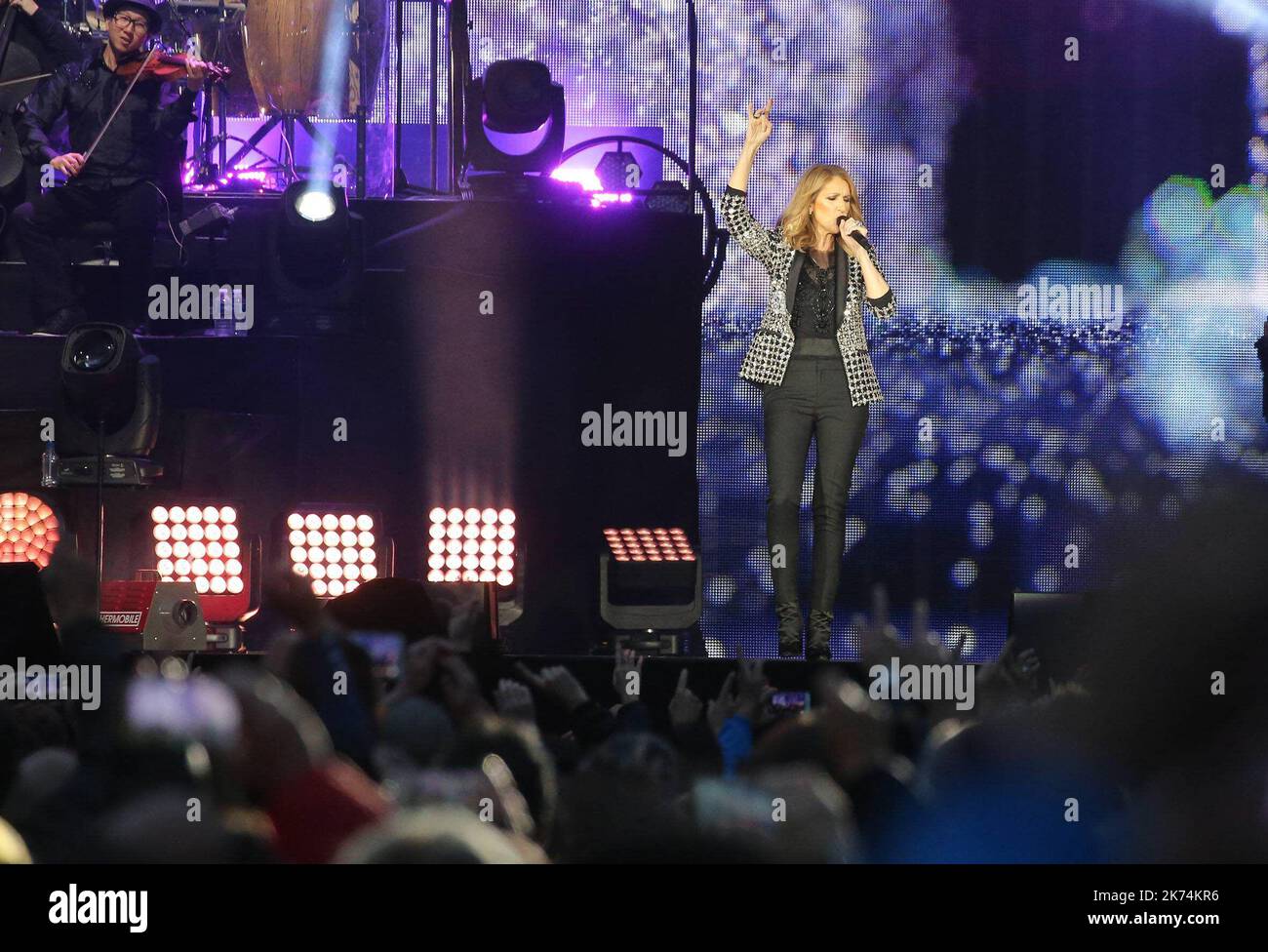 Celine dion performs in concert hi-res stock photography and images - Alamy
