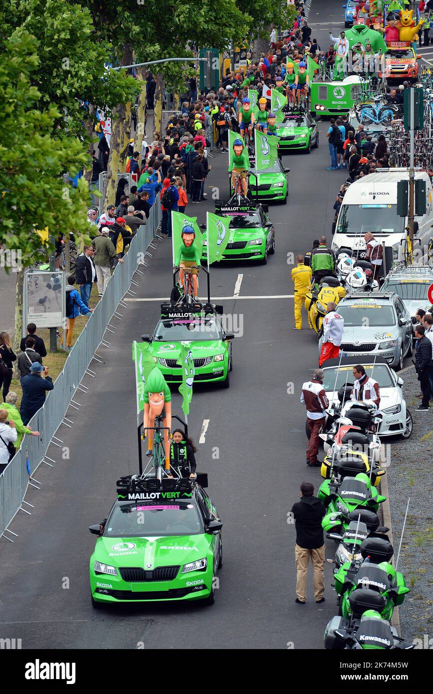 The advertising caravan SKODA is partner of the green jersey of the ...
