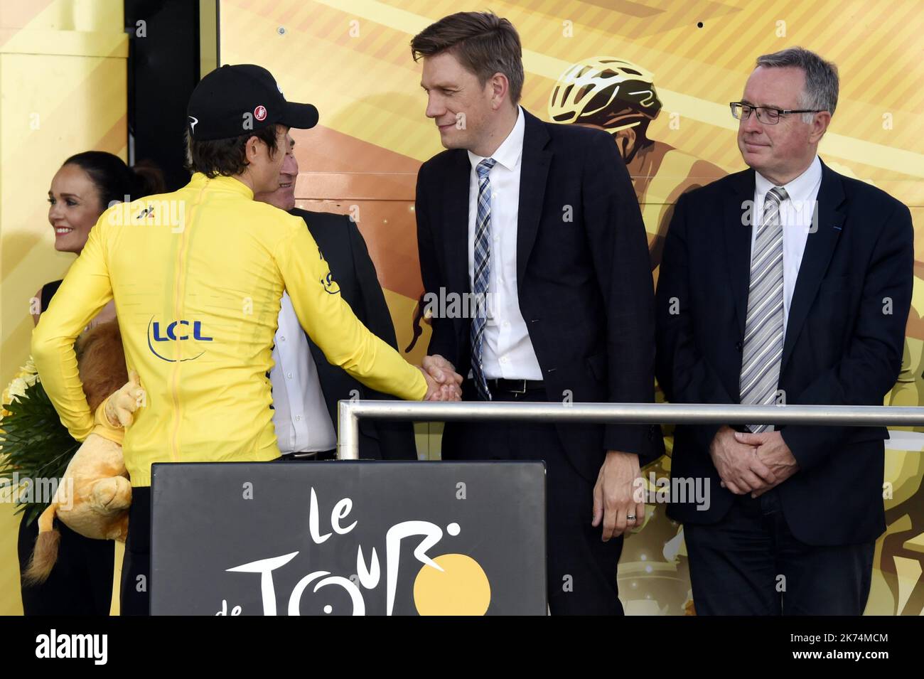 Thomas GERAINT conserve son maillot Jaune. Il est félicité par Jean ...