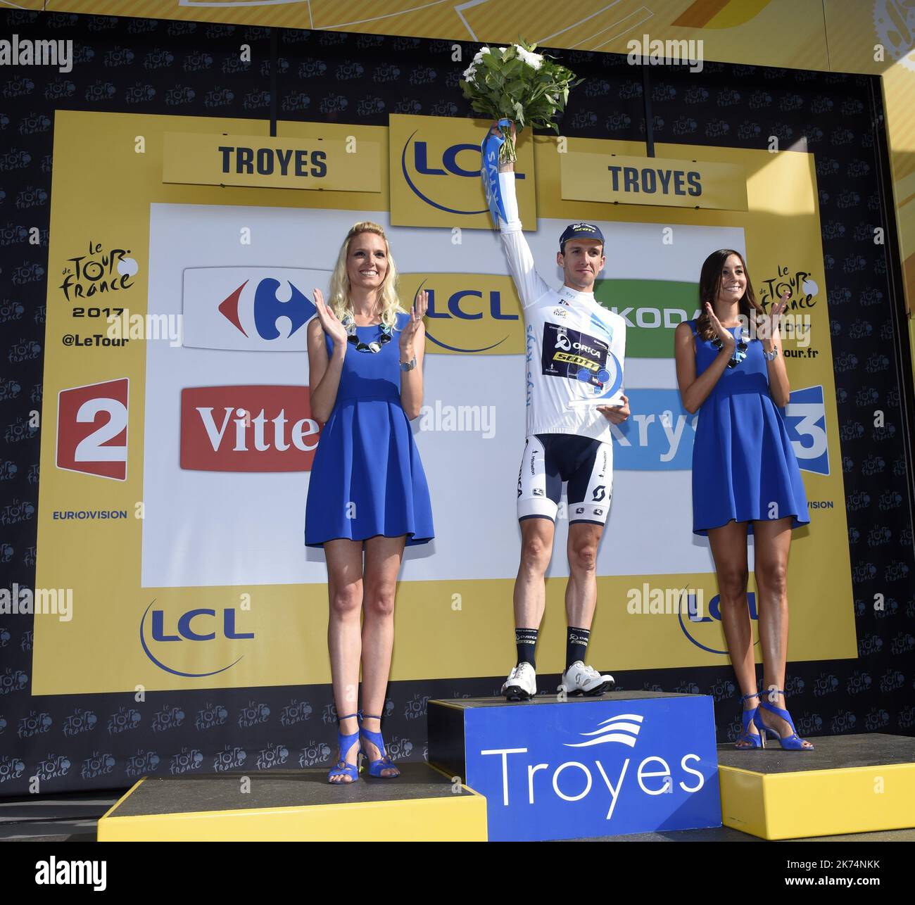 Simon YATES of Orica celebrates in the white jersey on the podium Stock ...
