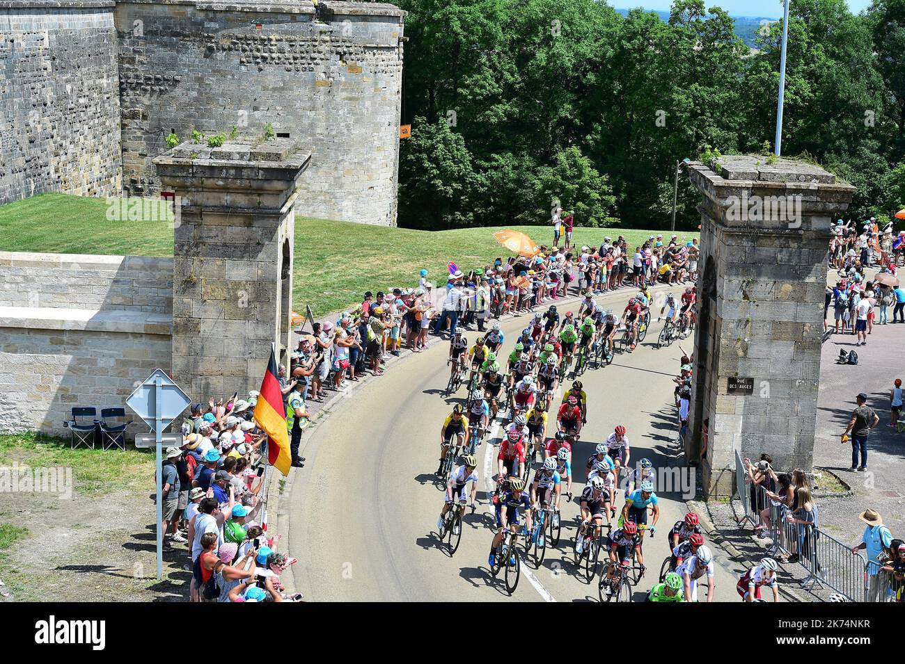 The peloton passes of the citadel of Langres (52) and the franchise of ...