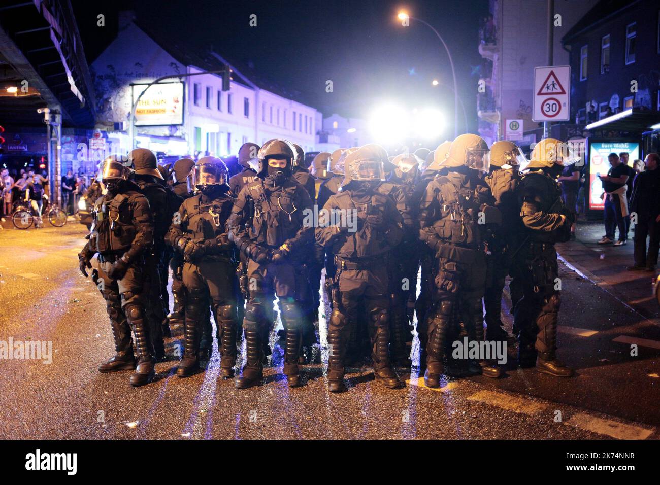 The night before the beginning of G20, german anti-riot police clash ...