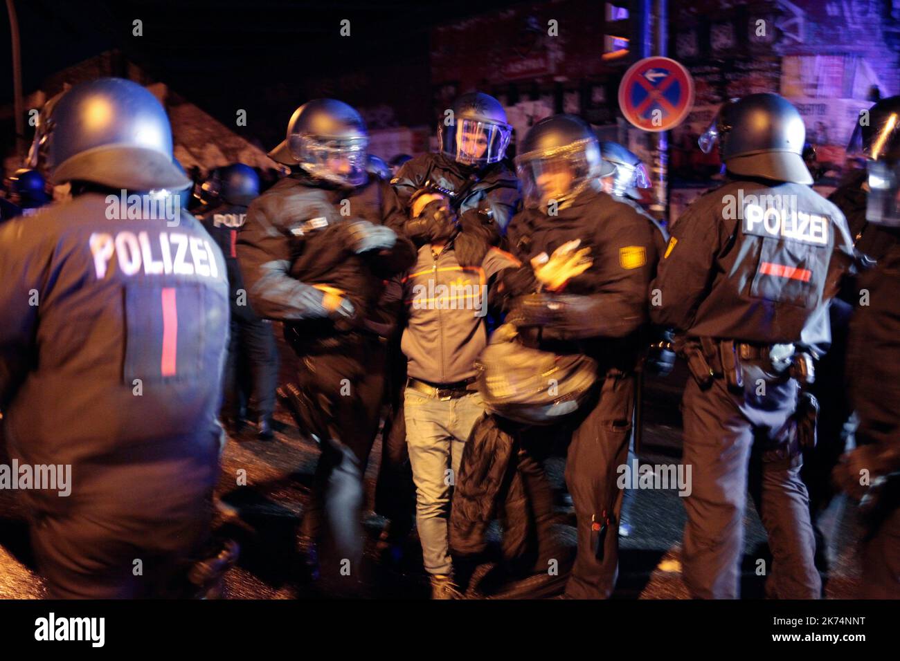 The night before the beginning of G20, german anti-riot police clash ...