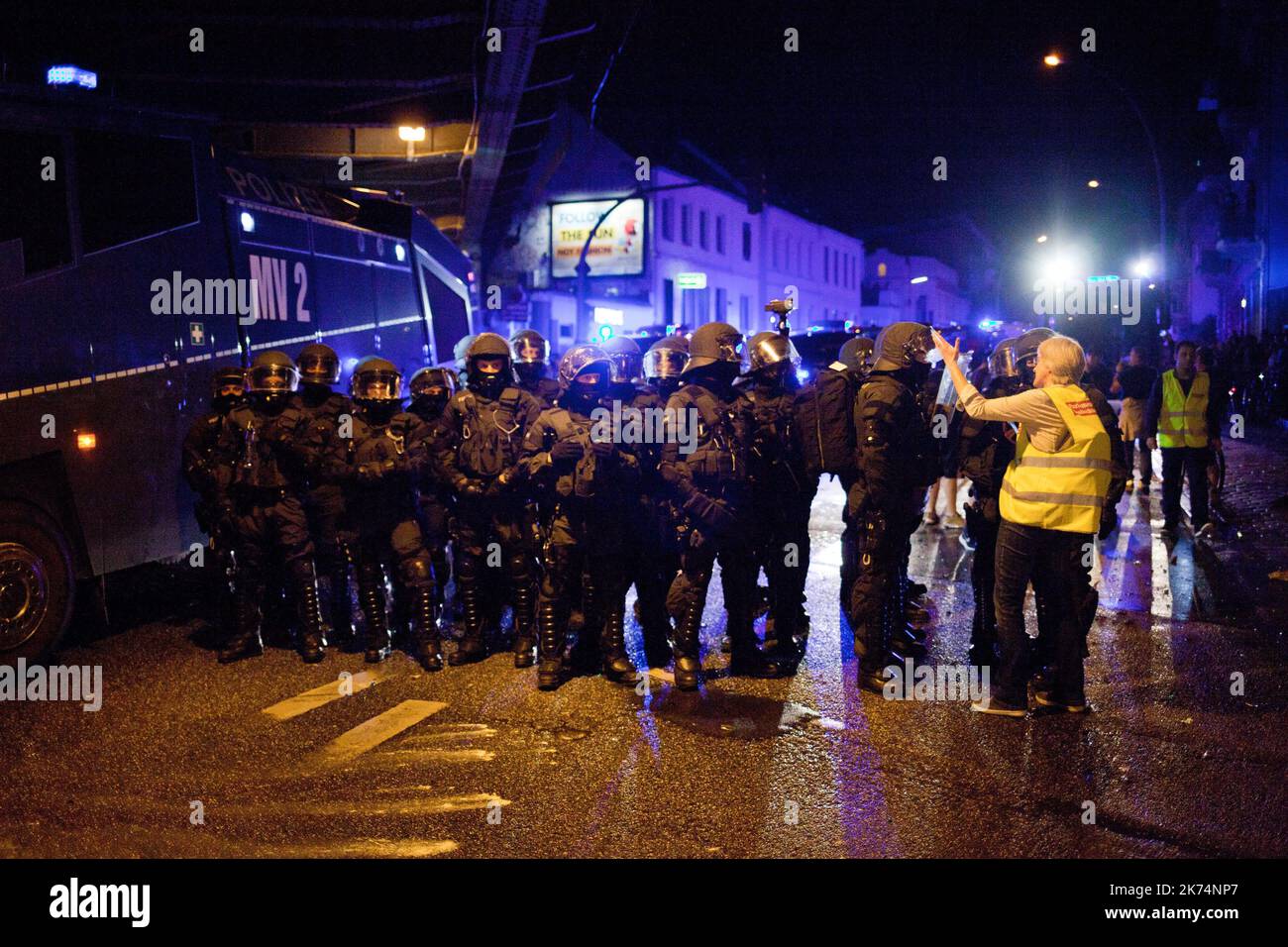 The night before the beginning of G20, german anti-riot police clash ...