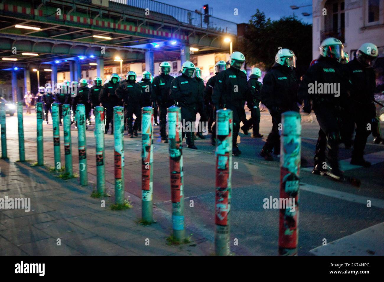 The night before the beginning of G20, german anti-riot police clash ...