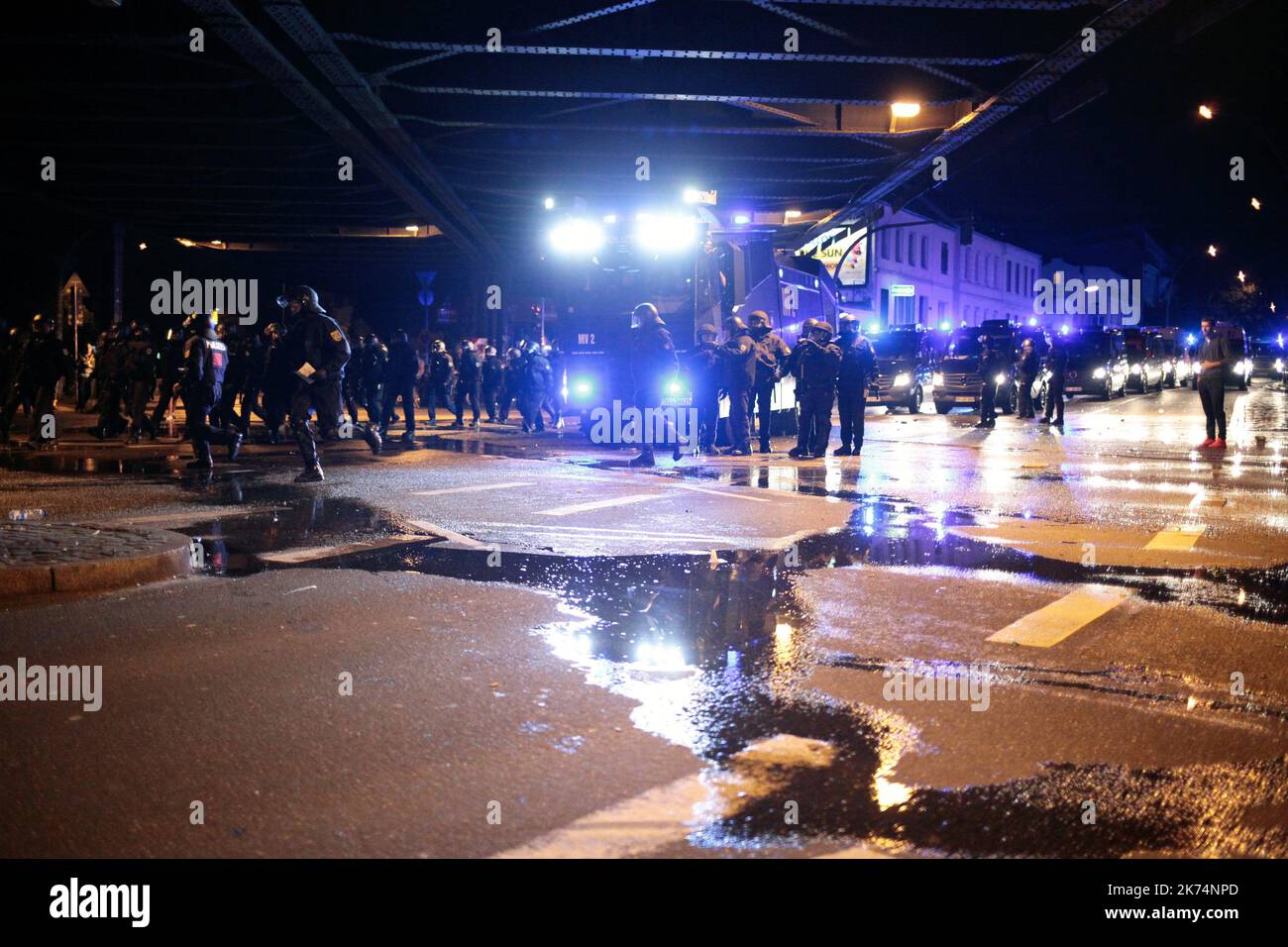 The night before the beginning of G20, german anti-riot police clash ...