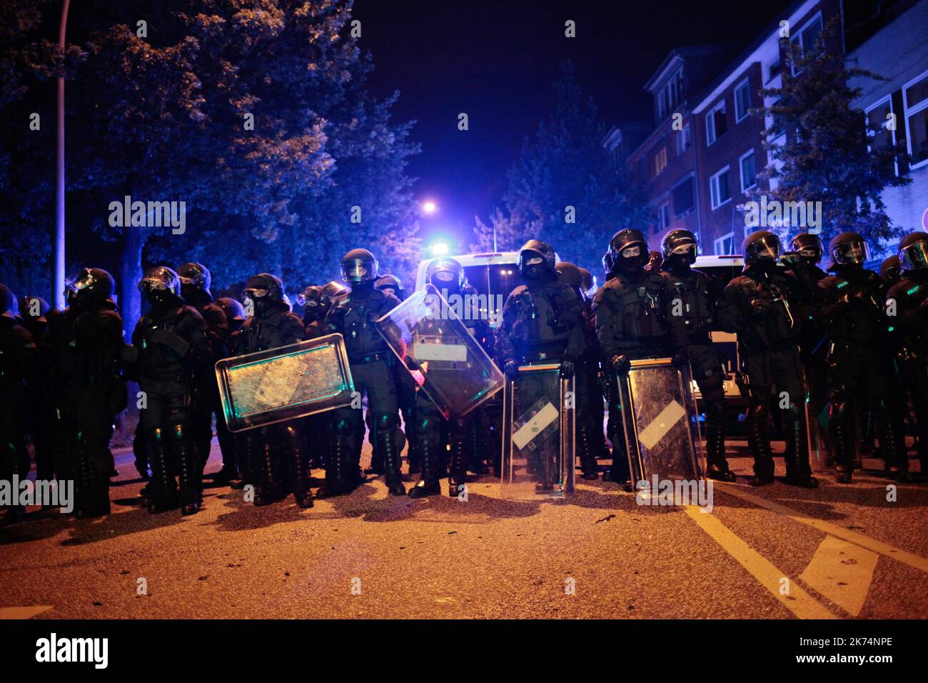 The night before the beginning of G20, german anti-riot police clash ...