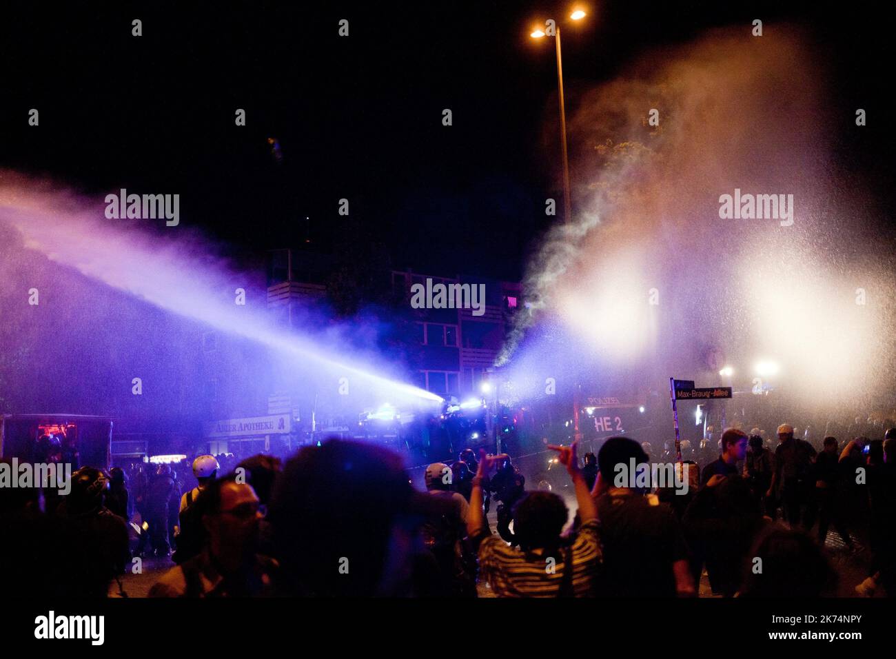 The night before the beginning of G20, german anti-riot police clash ...