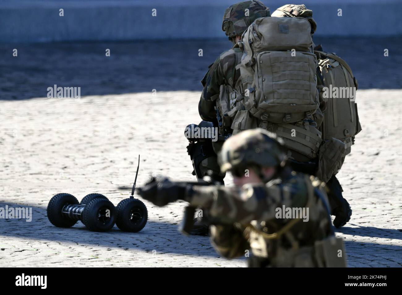 A military demonstration in Paris in front of Donald Trump and Emmanuel ...