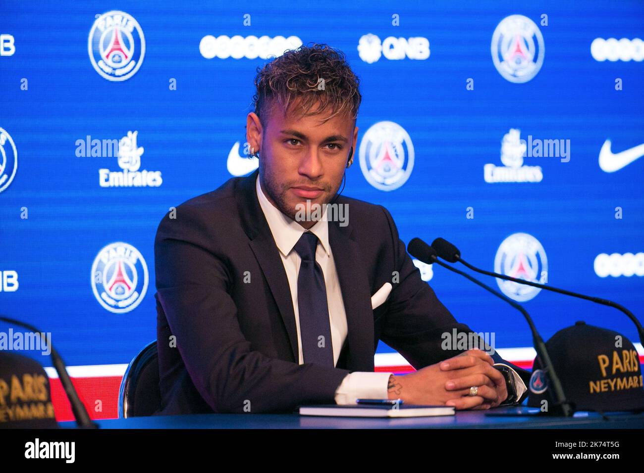 Neymar signing for psg hi-res stock photography and images - Alamy