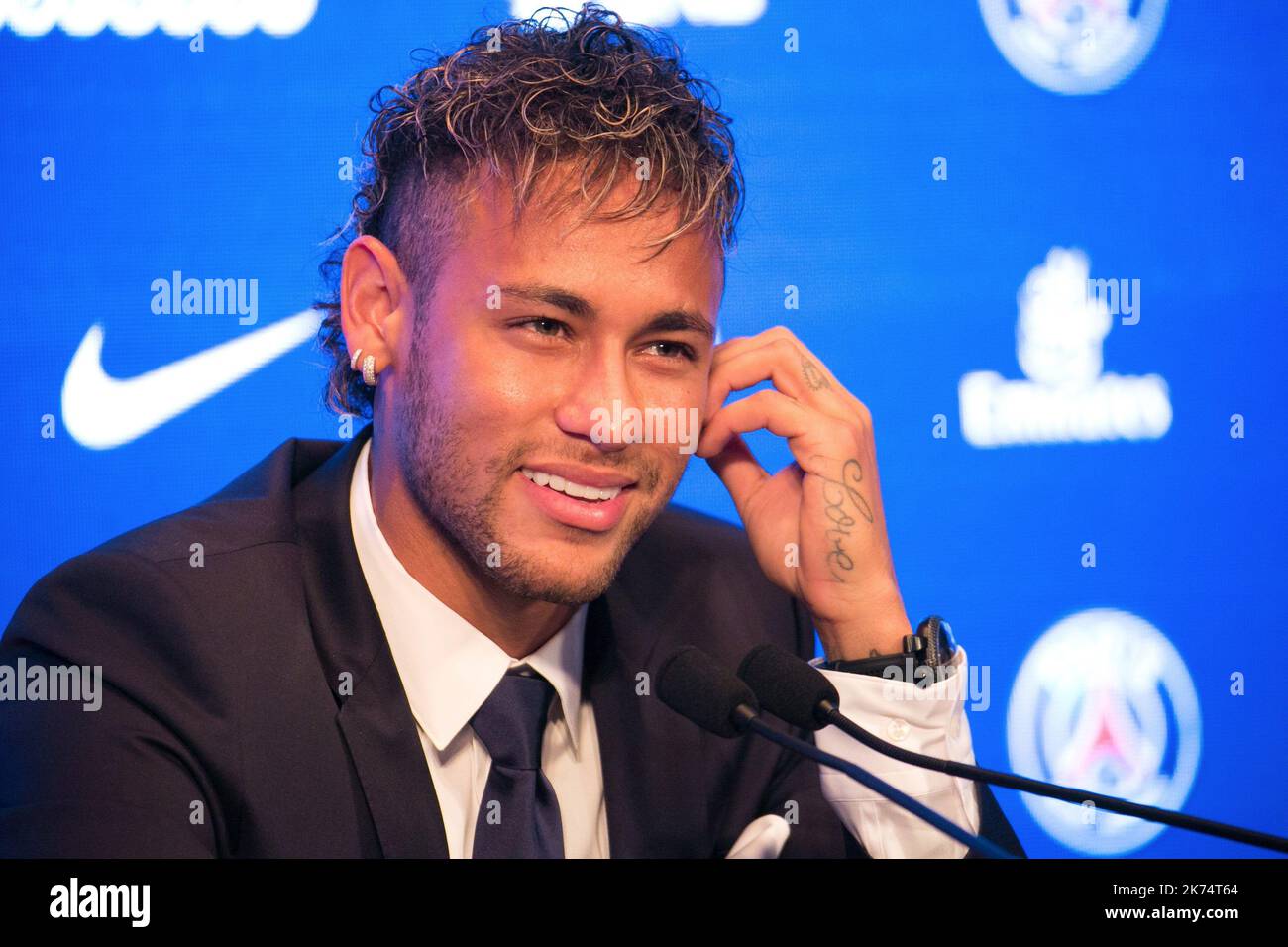 Neymar psg signing hi-res stock photography and images - Alamy