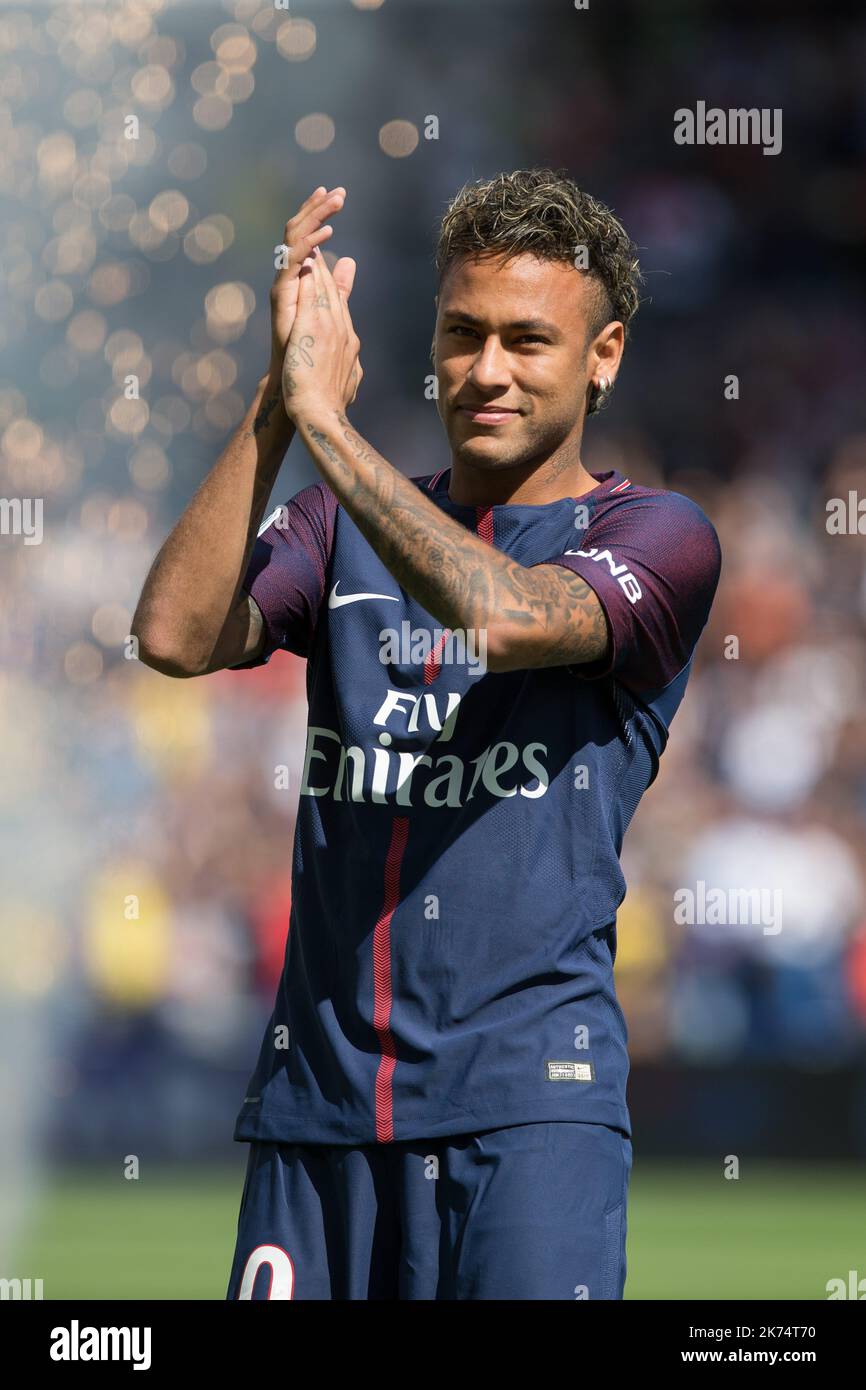 Le nouveau joueur du Paris Saint Germain Neymar Jr lors de sa ...