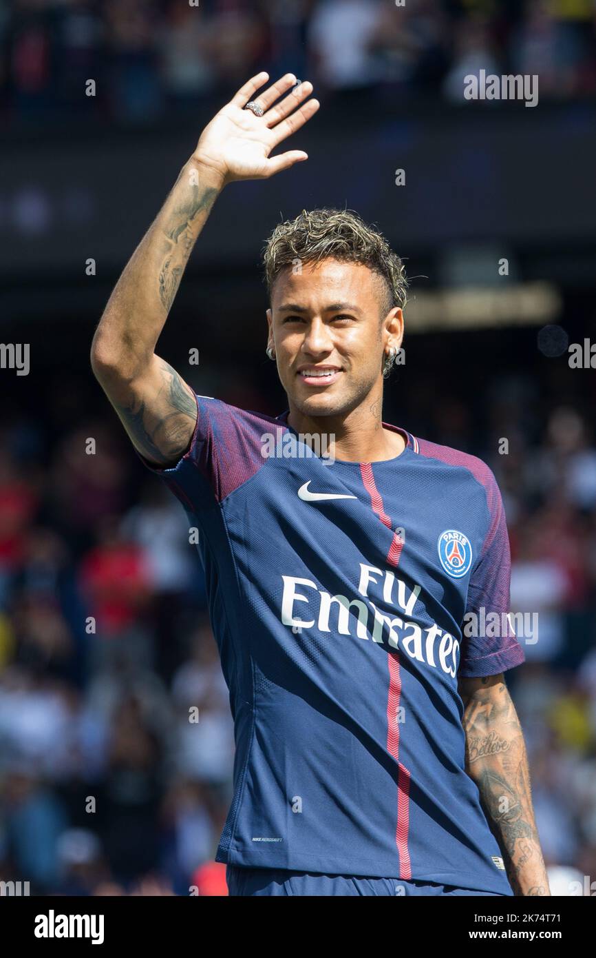 Le nouveau joueur du Paris Saint Germain Neymar Jr lors de sa presentation au public du parc des ...