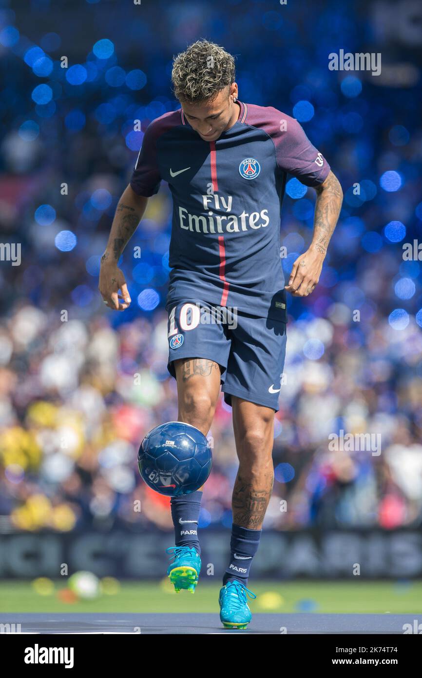 Le nouveau joueur du Paris Saint Germain Neymar Jr lors de sa presentation au public du parc des ...