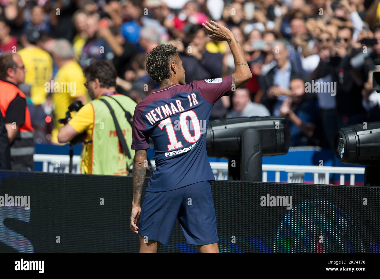 Le nouveau joueur du Paris Saint Germain Neymar Jr lors de sa presentation au public du parc des ...