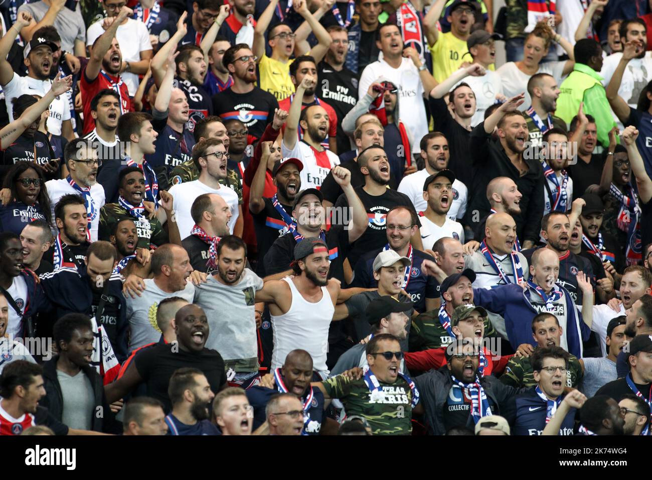 Les supporters parisiens (PSG Stock Photo - Alamy