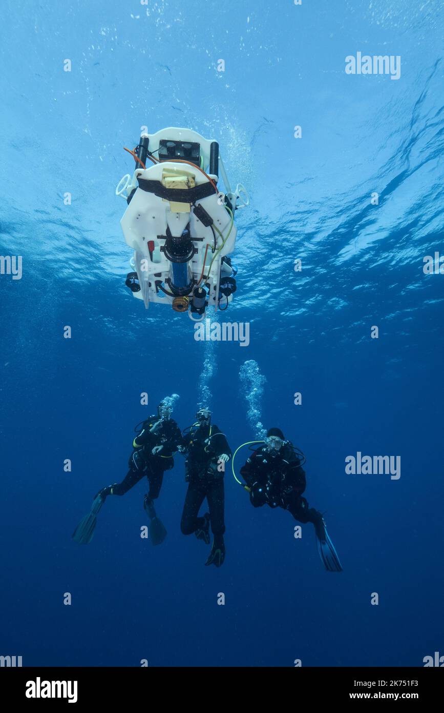 iBubble: Underwater Camera. Here, Beluga the first prototype autonomous ...