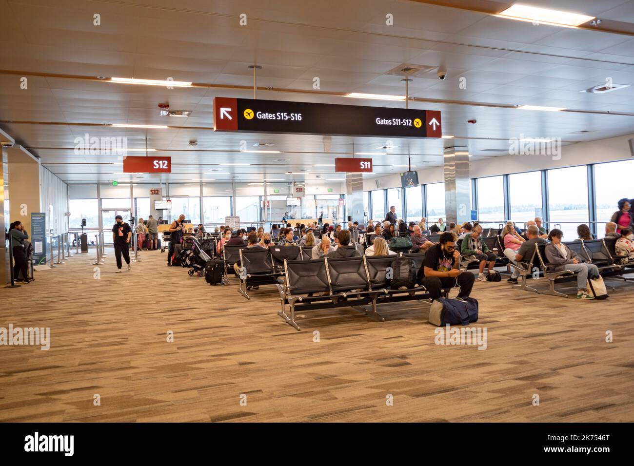 SeaTac, Washington, USA. 30th Sep, 2022. Air travel passengers waiting ...