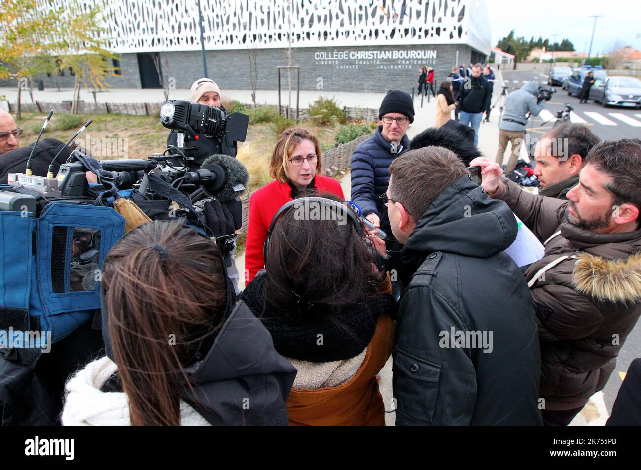 School bus in crash with train - Five children dead and 19 injured in ...