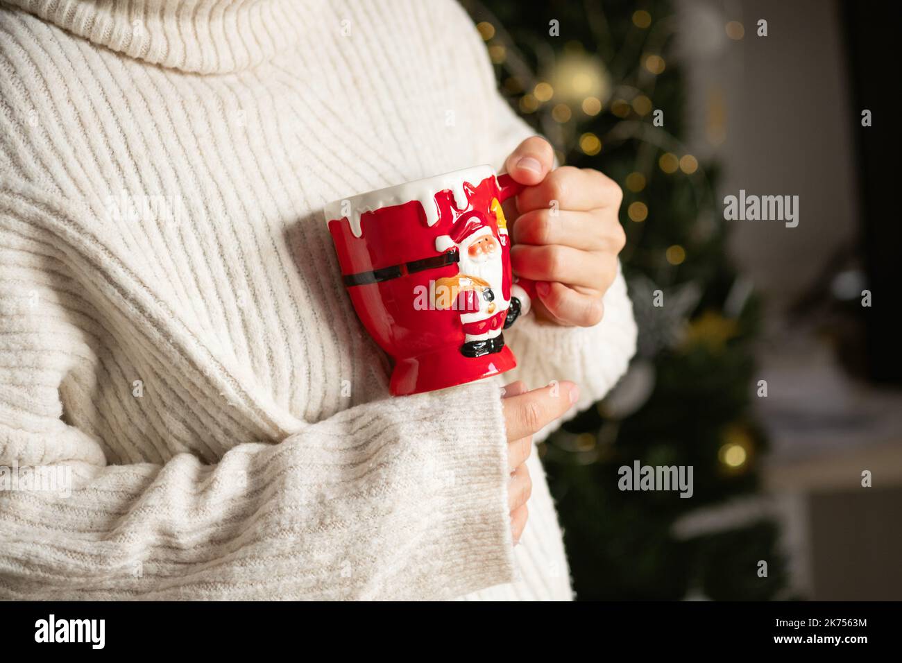 Picture of a woman's hand holding a red coffee mug Stock Photo - Alamy