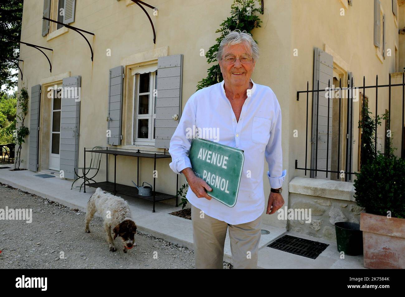 Peter Mayle: A Year in Provence author dies at 78 Stock Photo - Alamy