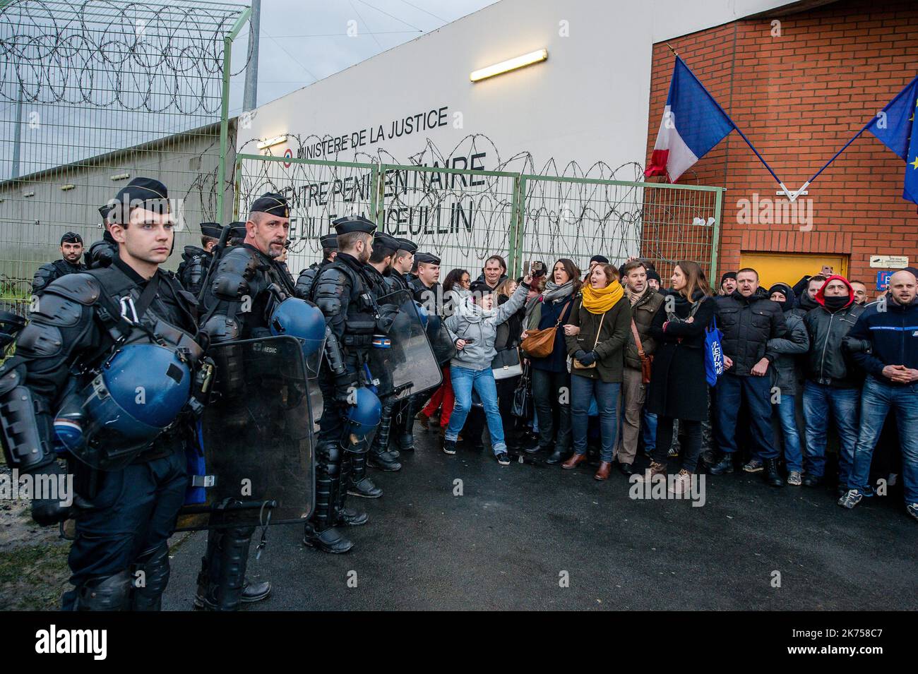 Prison guards continue to block prisons in protest at their working ...