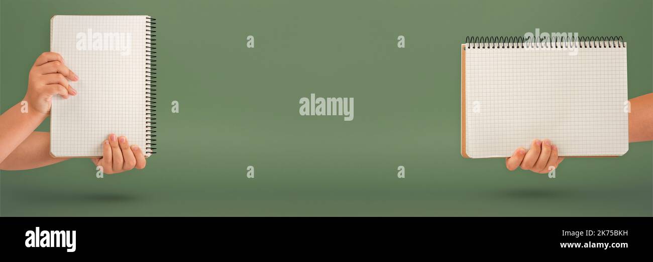 Notepad in hand. Blank notepad in the hands on a green background ...