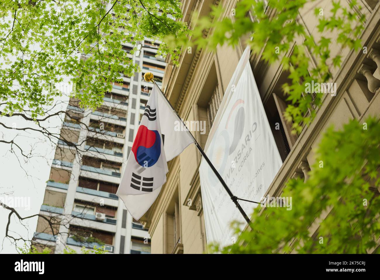Prime Minister Han Duck-soo speaks at a meeting with Korean residents ...