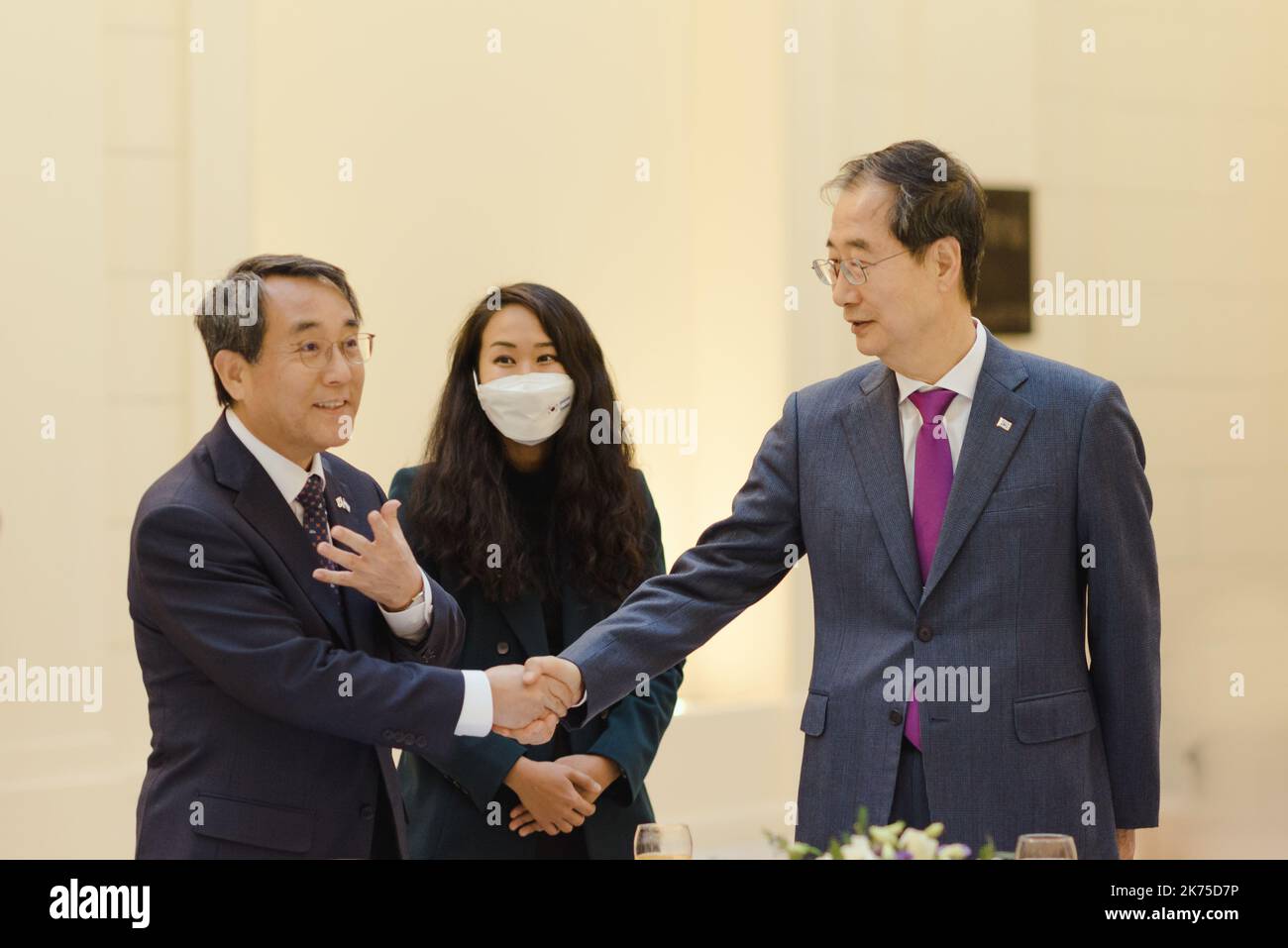 Prime Minister Han Duck-soo speaks at a meeting with Korean residents ...