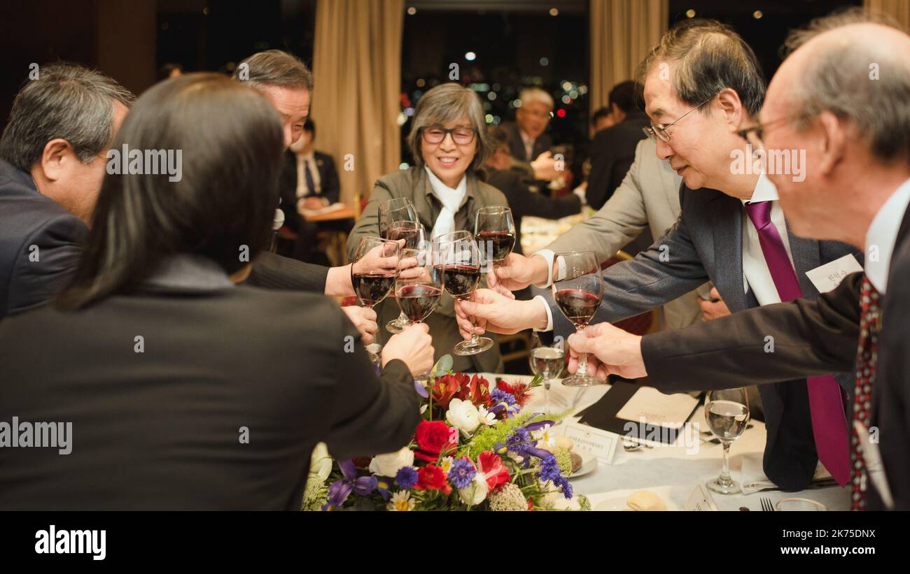 Prime Minister Han Duck-soo speaks at a meeting with Korean residents ...