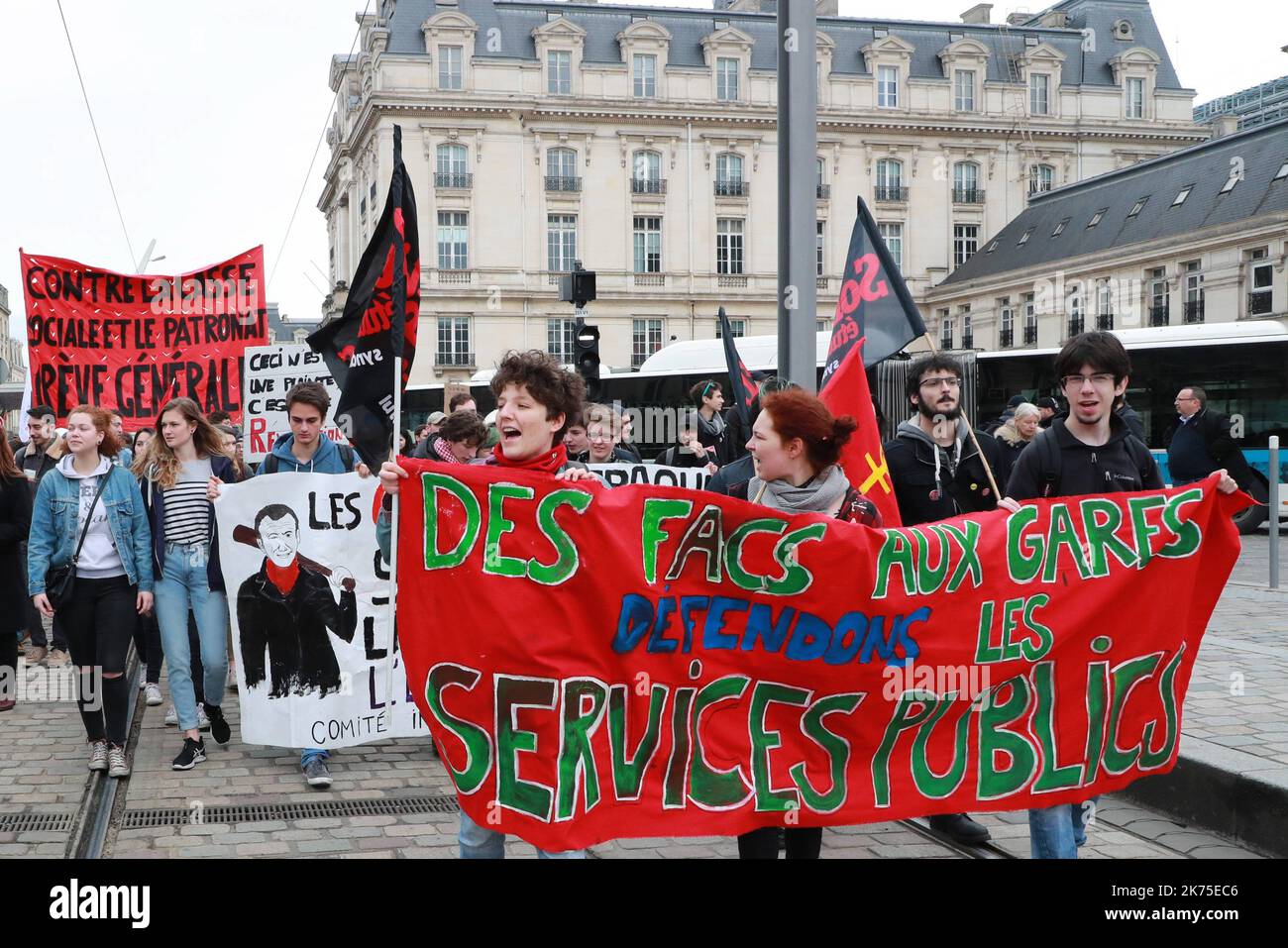 French rail workers begin three months of rolling strikes'Black Tuesday ...