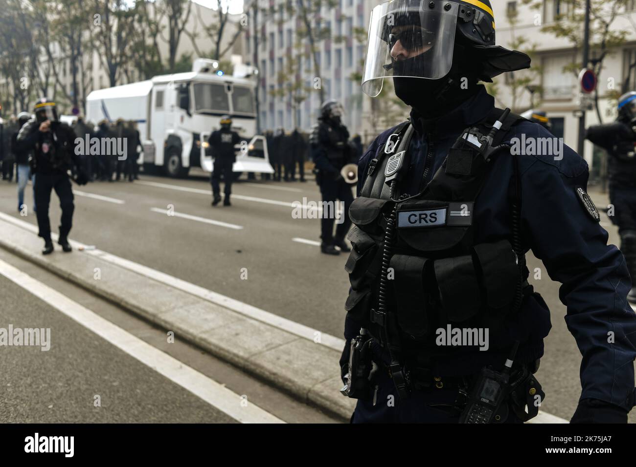 At the call of groups of extreme left, between 1000 and 2000 people ...