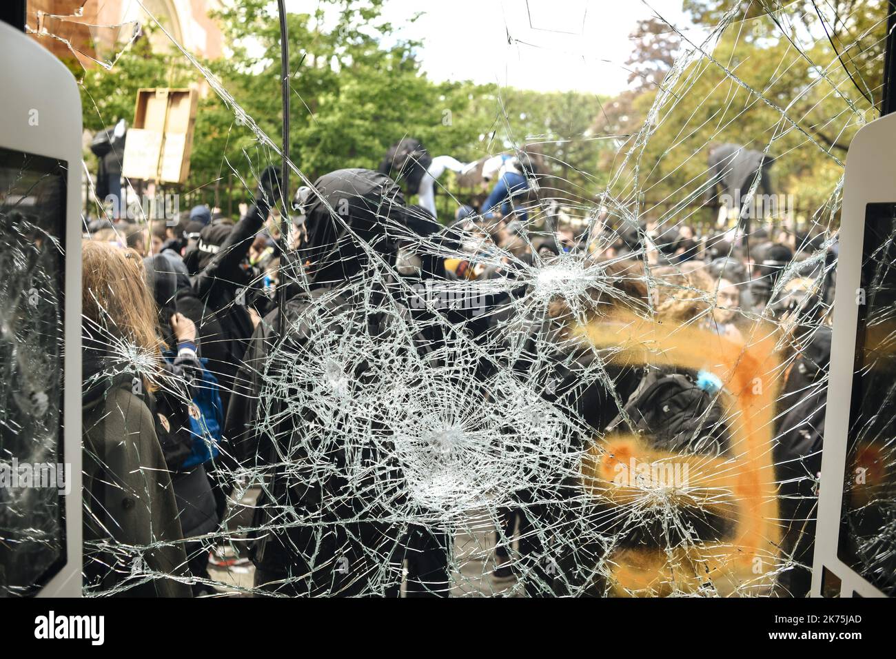 At the call of groups of extreme left, between 1000 and 2000 people ...