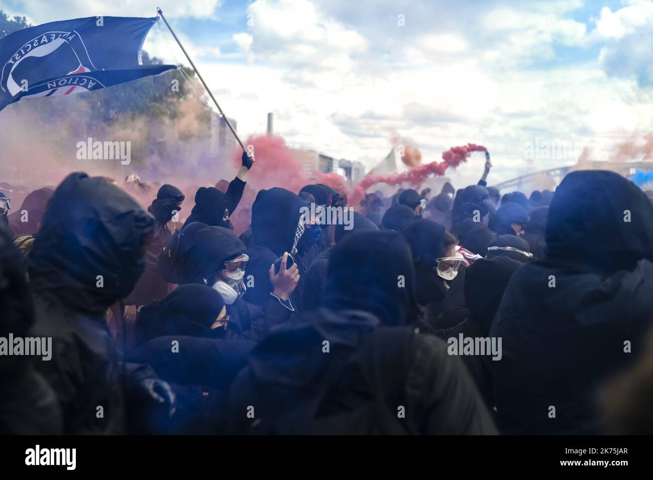 At the call of groups of extreme left, between 1000 and 2000 people ...