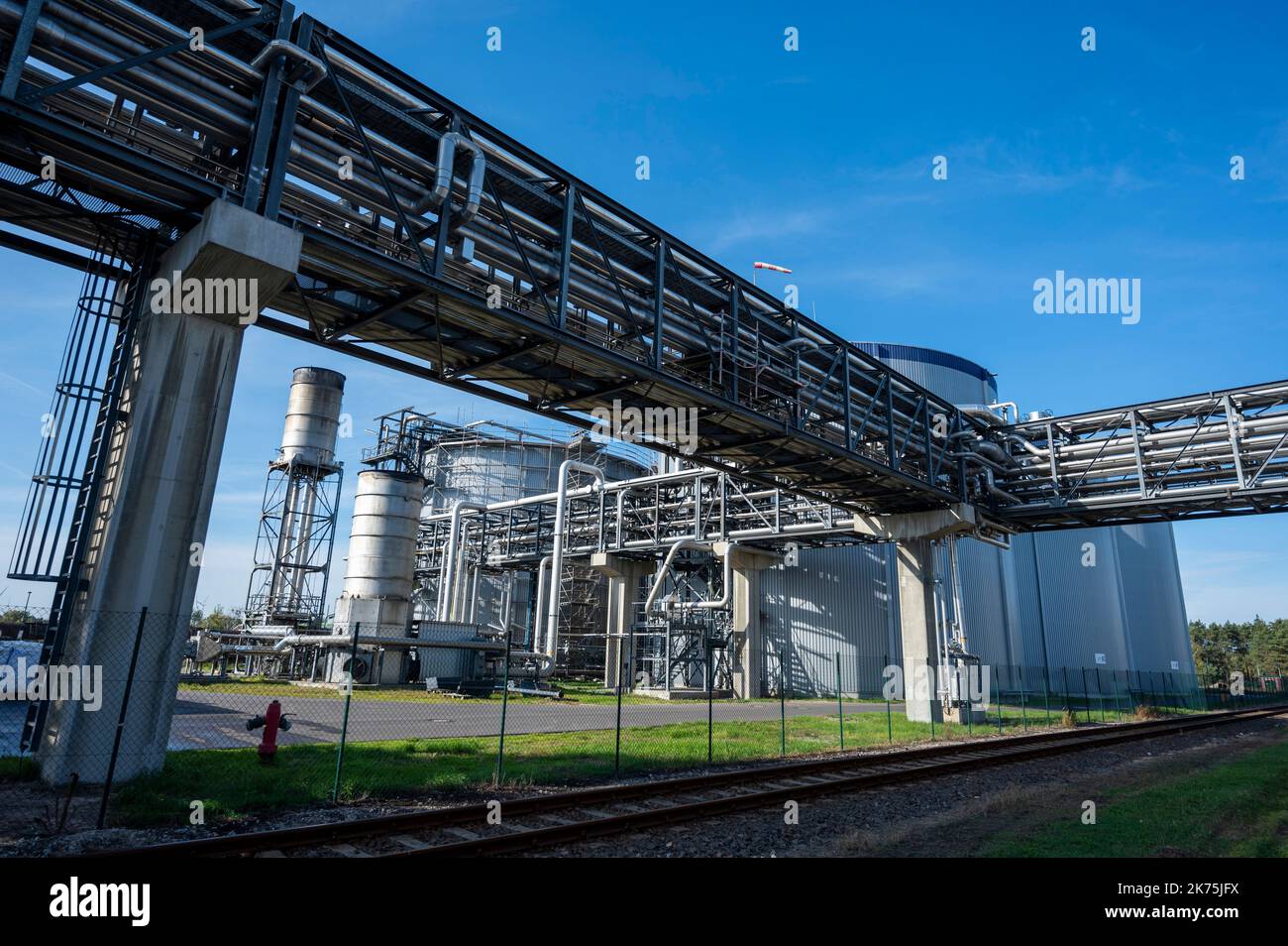 Schwedt, Germany. 17th Oct, 2022. Gas tanks stand at the Verbio ...