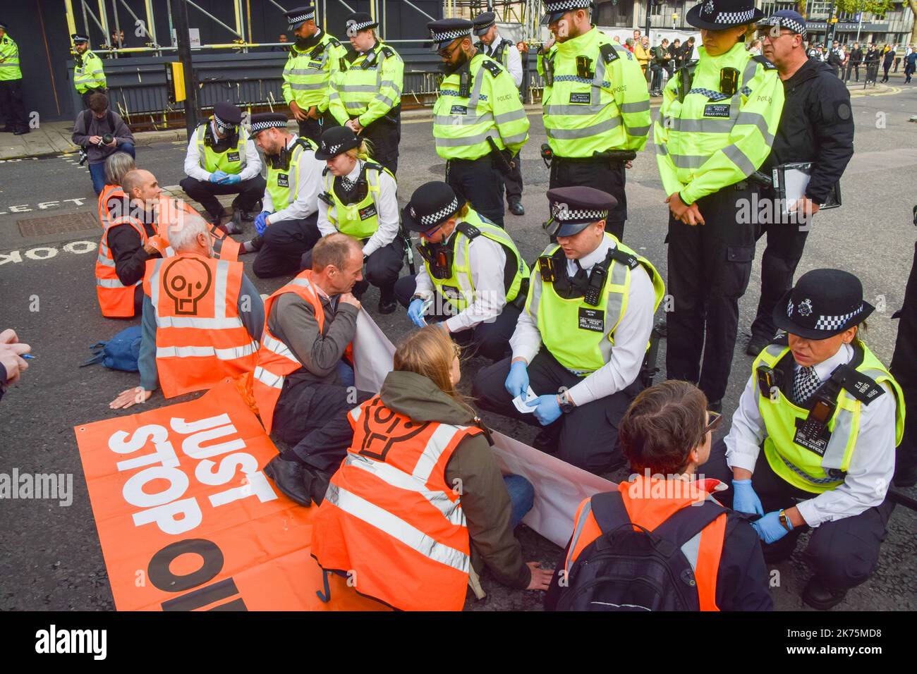Police officers talk hi-res stock photography and images - Alamy